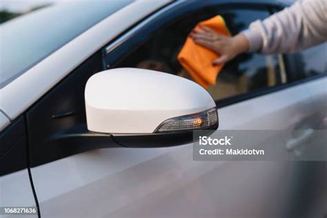 자동차와 마이크로 화이버 천으로 자동차 자세히 개념을 청소 하는 여자 가사 집안일에 대한 스톡 사진 및 기타 이미지 가사 집안일 걸레 교통수단 Istock