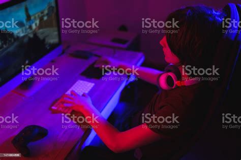 십대 소년 재생 멀티 플레이어 게임 에 데스크톱 Pc 에 그의 어두운 방 12 13세에 대한 스톡 사진 및 기타 이미지 12 13세 Brand Name Video