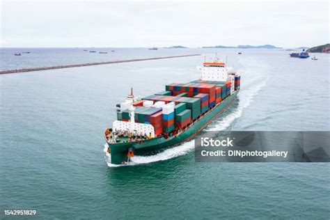 태평양 전역과 전 세계의 딜러와 소비자에게 수출 수산물을 수입하는 컨테이너 선 기업 및 산업 해상 화물 운송 0명에 대한 스톡 사진 및 기타 이미지 Istock