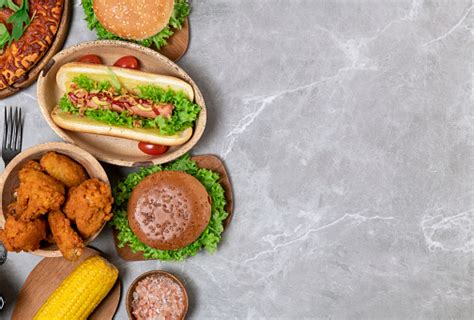 모듬 테이크 아웃 또는 배달 음식 어두운 나무 배경에 측면 테두리 위 햄버거에 대한 스톡 사진 및 기타 이미지 햄버거 음식 피자 Istock