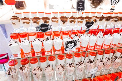 리셉션 근접 촬영에서 컵 케이크 샷으로 맛있고 맛 있는 디저트 테이블 바로 먹을 수 있는에 대한 스톡 사진 및 기타 이미지 바로 먹을 수 있는 빵집 사진 이미지