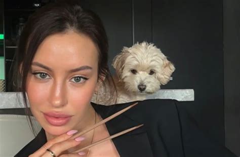 Валентина Иванова опубликовала фото поцелуя с Тимати на частном