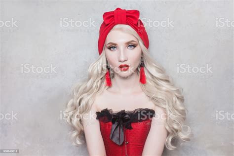 고급 스러운 금발 여자 아름 다운 긴 머리와 회색 배경에 빨간 터 번에 붉은 입술 Film Festival에 대한 스톡 사진 및 기타 이미지 Film Festival