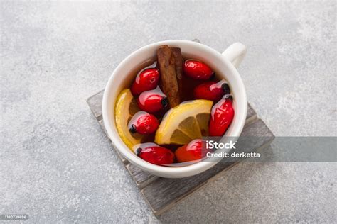 레몬과 꿀 계피와 야생 장미 열매에서 음료 로즈 힙의 비타민 에 유용한 달인 복사 공간 0명에 대한 스톡 사진 및 기타 이미지 0명 가을 감기와 독감 Istock