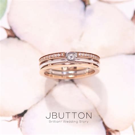 제이버튼주얼리 종로예물 웨딩밴드 결혼반지 종로커플링 깔끔하면서 묵직한 웨딩밴드 밴드폭이 다소 굵어 보이지만 셈세한 라인이 돋보이는 스타일 입니다 화이트골드와 핑크골드로