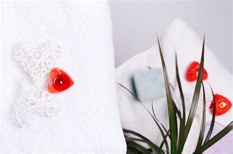 하트와 향기로운 양초와 장식을위한 꽃이있는 수건 스파 테라피 낭만적 인 휴식 개념 2명에 대한 스톡 사진 및 기타 이미지 2명 개인 장식품 건강관리와 의술 Istock