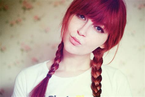 Фото Девушка с двумя косичками