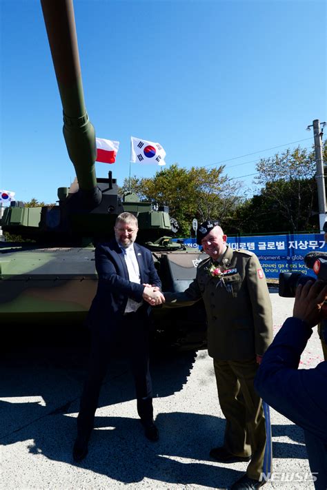 기념촬영하는 폴란드 대사 네이트 뉴스