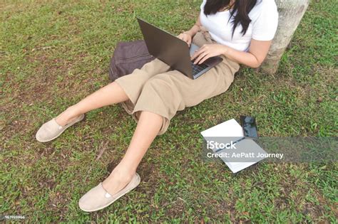 젊은 프리랜서 여자 빈 바탕 화면 및 작업에 대 한 가방으로 정원에서 앉고 있는 동안 노트북을 사용 하 여 가방에 대한 스톡 사진 및 기타 이미지 Istock
