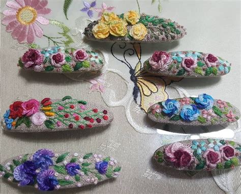 다채로운 꽃과 나비가 있는 여러 가지 종류의 머리핀