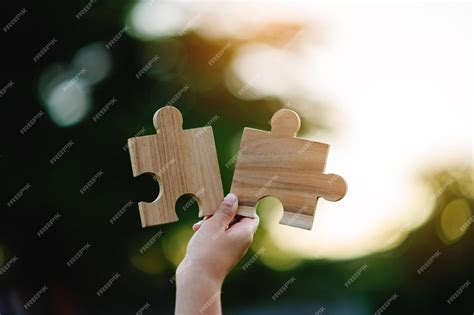 직소 퍼즐 조각 통신 팀워크는 손 팀워크 개념에 힘 팀워크와 화합을 결합 프리미엄 사진