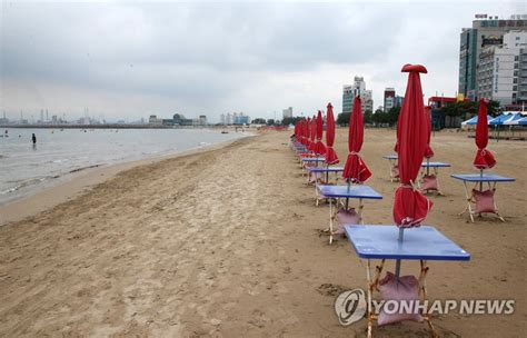 접힌 파라솔 연합뉴스