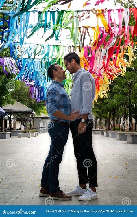 Pareja Gay De Latinos Enamorados Caminando En La Ciudad Del Concepto
