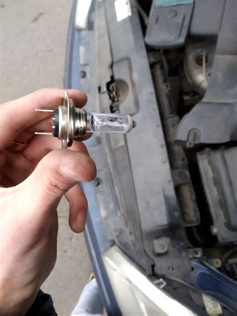 #9 Замена лампочки ближнего света — Citroen Xsara, 1,4 л., 2001 года ...