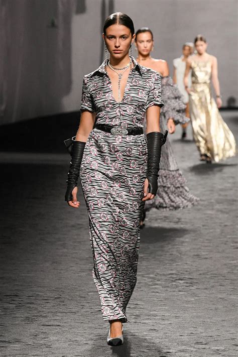 패션엔 [리뷰] 펑크 트위드룩 2023 S S 샤넬 컬렉션