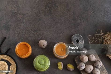 카나리아 제도 인기있는 요리 파파스 Arrugadas 모조 피컨 레드 핫 소스 모조 베르데 그린 소스와 알모그로테 콘크리트 배경에 체스 소스와 주름 감자 맨 위 보기 거리에