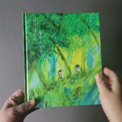 이수연 Su Yeon Lee 갑자기 안겨지는 꽃 누군가를 닮은 나무 비오는 날 아무런 풀과 어우러진 책표지 손으로 그린 작은 그림들 끊임 없는 대화 비가