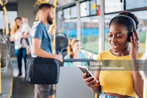 버스를 타고 스마트폰을 사용하는 아프리카계 미국인 여성 사람들에 대한 스톡 사진 및 기타 이미지 사람들 지하철 철도 타기 Istock