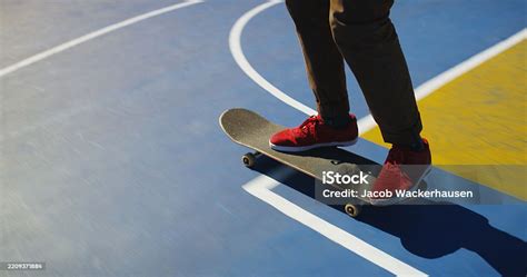 스케이트 발 그리고 공원에서 야외 취미 활동 또는 도전을 위한 트릭을 배우는 사람 스포츠 Z세대와 스니커즈를 신고 스케이트보드를 타고 경쟁 기술을 익히는 스케이터의 다리