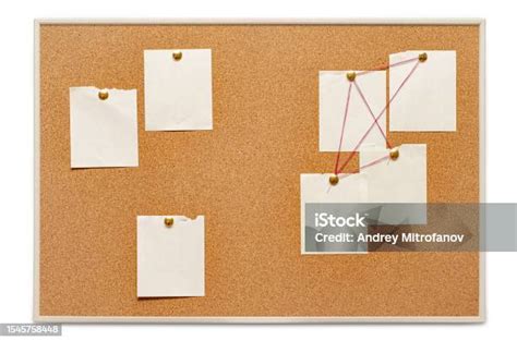 빈 종이 노트는 코르크 보드에 고정되어 있습니다 탐정 조사의 개념 공간을 복사합니다 형사에 대한 스톡 사진 및 기타 이미지 형사 널판지 메모판 Istock