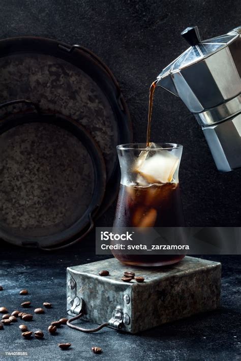 어두운 배경에 키가 큰 유리와 커피 콩에 차가운 상쾌한 아이스 커피 얼음 조각으로 유리에 모카 냄비에서 커피를 붓는 0명에 대한 스톡 사진 및 기타 이미지 Istock
