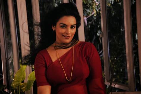 Shweta Menon Hot Photos In Saree From Thunai Mudhalvar Tamil Movie Hq