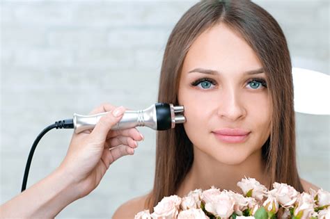 뷰티 살롱에서 Rf 얼굴 리프팅 절차를 받고 젊은 여자 2명에 대한 스톡 사진 및 기타 이미지 2명 건강관리와 의술 라디오 Istock