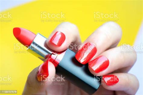 아름 다운 여자의 붉은 손톱과 빨간 립스틱을 들고 화려한 배경 뷰티 컨셉 개인 장식품에 대한 스톡 사진 및 기타 이미지 개인 장식품 기이함 립스틱 Istock