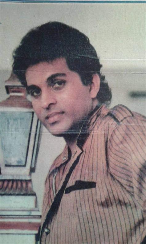 උන්දැලාගේ පින්තූරත් දමාපල්ලා ලැජ්ජයි ජීවත්වෙලා ඉන්න මනුස්සයෙක් ඔහොම