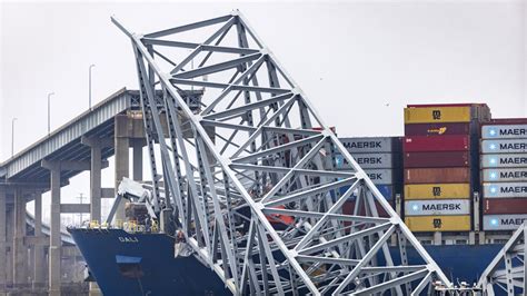 Водолази откриха телата на двама от работниците които загинаха при срутването на моста в