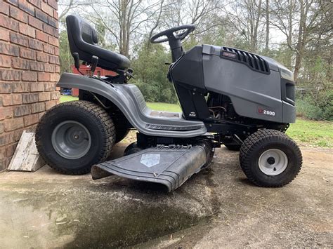 Craftsman LT2000 Riding Lawn Mower for Sale in Powder Springs, GA - OfferUp