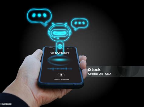 디지털 챗봇 대화형 에이전트 로봇 애플리케이션 사람의 음성을 모방한 대화 도우미 온라인 정보를 위한 가상 화면에 디지털 Ai 채터봇이 있는 스마트폰을 들고 있습니다 인공