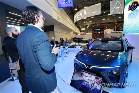 자동차 전면 유리에 게임 화면이 연합뉴스