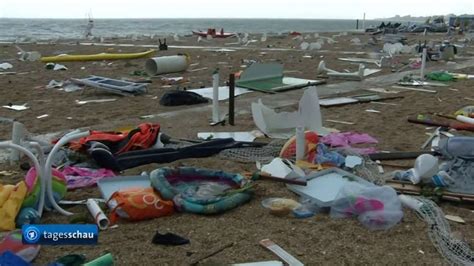 Italien Heftiges Unwetter verwüstet Adria Strand Video zeigt das
