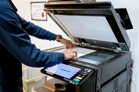 비즈니스 남자 프린터 프린터 스캐너 레이저 사무실 복사기의 패널에 손으로 누르는 버튼 공급 개념을 시작합니다 프리미엄 사진