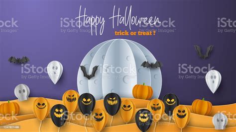 종이 컷 스타일의 구름과 호박 해피 할로윈 배너 배경 하늘에 보름달 거미 줄 두개골 유령과 비행 박쥐 벡터 일러스트레이션 10