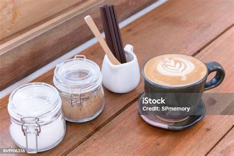 커피가 게 배경에서 커피 브레이크 시간에 대 한 나무 테이블에 설탕 항아리와 커피 한잔 갈색에 대한 스톡 사진 및 기타 이미지 갈색 개체 그룹 구이 Istock