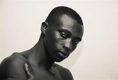 감정 개인 검은색 검은색 배경 고요한 고전적인 초상 나타내는 남성 남자 대조 매력적인 명상 적 모델 미니멀리스트 부드러운 부드러운 시선 부드러운