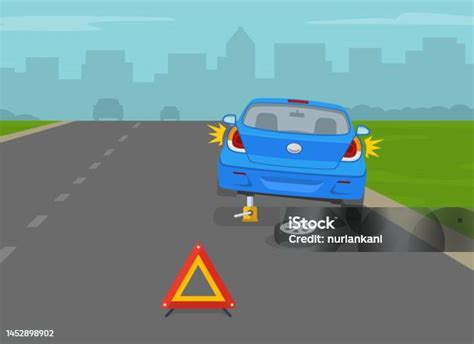 깨진 파란 차의 뒷모습 빨간색 고장 삼각형은 도로 쪽의 부서진 차 뒤에 있습니다 차에 대한 스톡 벡터 아트 및 기타 이미지