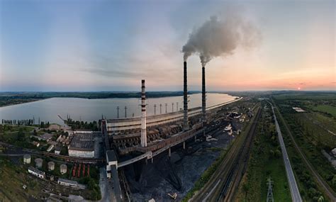 검은 연기 더미 오염 대기와 석탄 발전소 높은 파이프의 공중 보기 화석 연료 개념의 전기 생산 공중 뷰에 대한 스톡 사진 및
