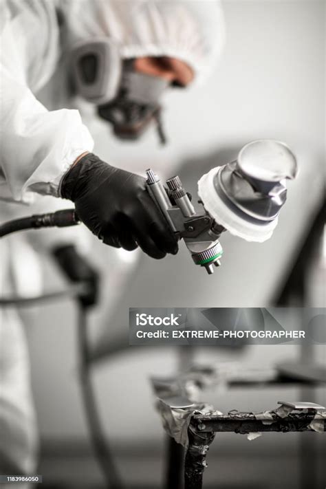 페인트 스프레이 건으로 작은 자동차 부품을 페인팅 챔버에 분사하는 자동차 컬러스트 차에 대한 스톡 사진 및 기타 이미지 차