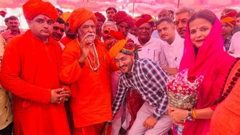 Ias Mohanlal Jakhar अनपढ़ मां बाप के बेटे ने टॉप की Upsc कलेक्‍टर बनने पर बधाई देने उमड़ा