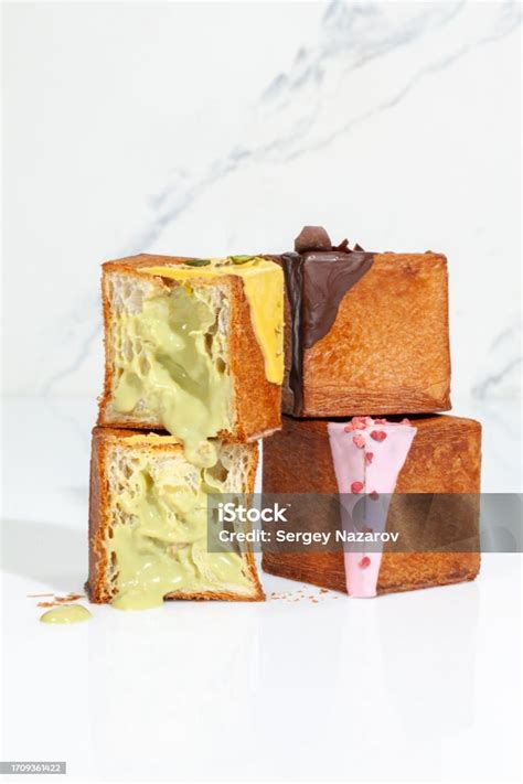 피스타치오 크림을 곁들인 슬라이스 큐브 크루아상과 베리 아이싱과 초콜릿 가나슈를 곁들인 전체 큐브 달콤한 음식에 대한 스톡 사진 및 기타 이미지 Istock