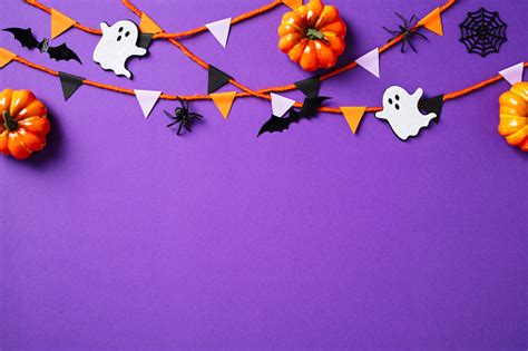 해피 할로윈 휴일 개념입니다 보라색 배경에 종이 화환 유령 호박 거미 박쥐와 함께 평평하게 놓으십시오 할로윈 인사말 카드 디자인 포스터 템플릿 10월에 대한 스톡 사진 및