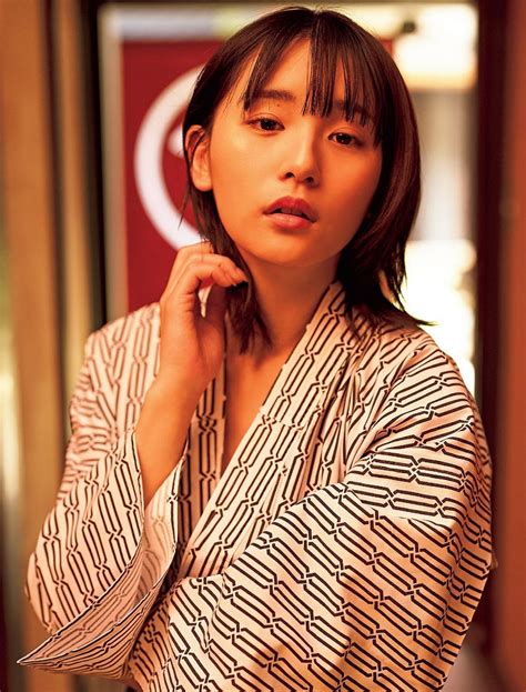 浅川梨奈手ブラで笑顔はじけるセクシービキニ水着 美女の集い