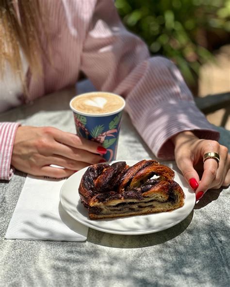 ‎roladin רולדין 🍰‎ ‎אנחנו לא נשפוט אם תגידו לנו שאתם מאלו שאוהבים את ריבת החלב הקלאסית 🙂 גם