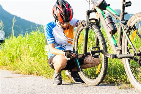 여자 자전거 자전거 앞 바퀴 바퀴의 문제가 수리 및도 혼자 조정 필요 두발자전거에 대한 스톡 사진 및 기타 이미지 두발자전거 수리 개인 장식품 Istock