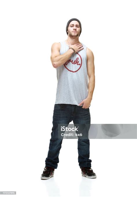 전체 길이 1 남자 전용 정면 2029세 어른 잘생긴 사람 키가 큰 사람 짧은 머리 수염 코 카 서 스 젊은 남자 남성 앞 흰색 배경 착용 청바지 니트 모자 하이 탑스 20