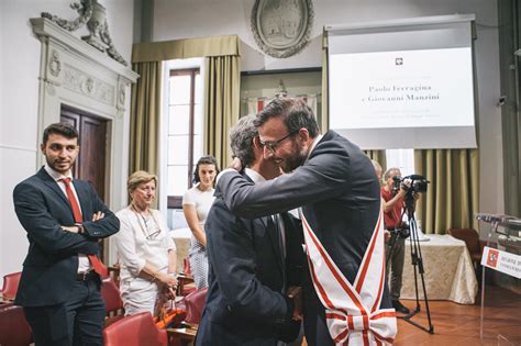 Gonfalone Dargento A Paolo Ferragina E Giovanni Manzini ‘migranti Della Conoscenza Gonewsit