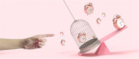 추상적인 배경 창조적 인 아이디어 서비스의 삶과 비즈니스 개념의 시계는 인생에서 자유 시간을 보내고 근무 시간은 빨간색으로 행복하게 보냅니다 복사 공간 사이버 공간 배너